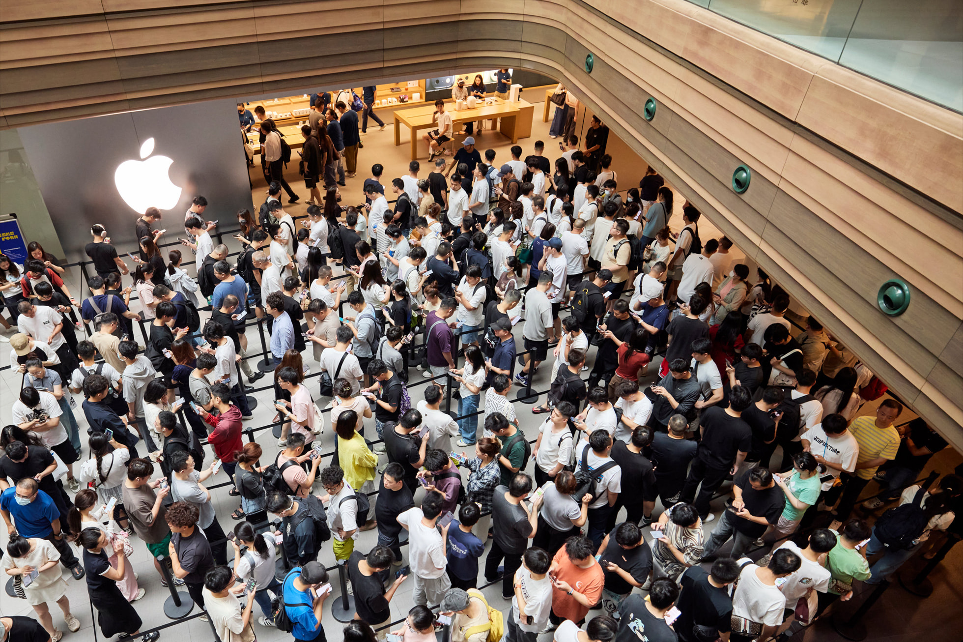 最新款 iPhone、Apple Watch 和 AirPods 在 Apple Store 零售店正式发售 - Apple (中国大陆)