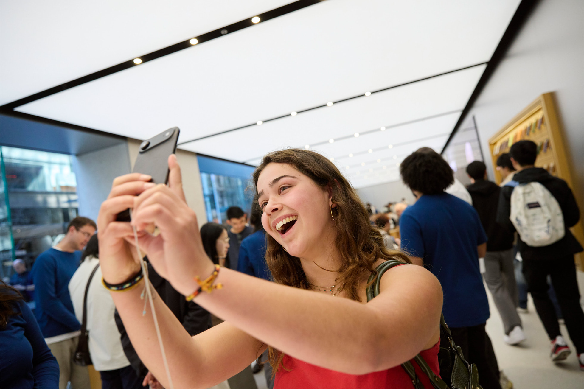 最新款 iPhone、Apple Watch 和 AirPods 在 Apple Store 零售店正式发售 - Apple (中国大陆)