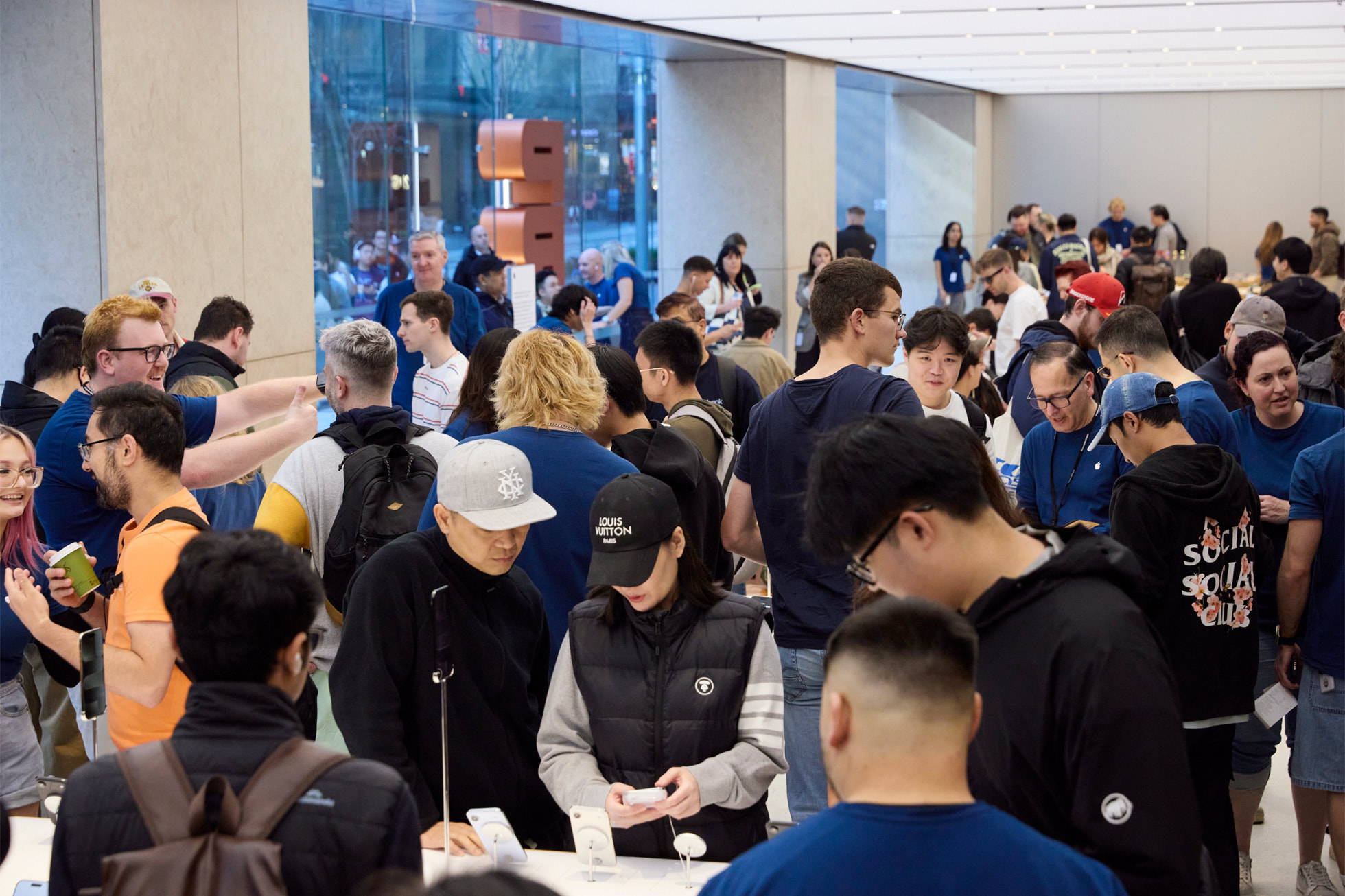 最新款 iPhone、Apple Watch 和 AirPods 在 Apple Store 零售店正式发售 - Apple (中国大陆)